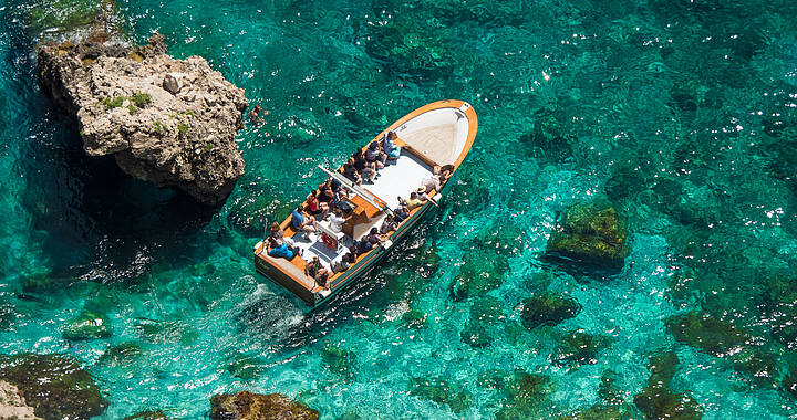 Boat Tours of Capri, Italy. Visit the Blue Grotto and tour the island